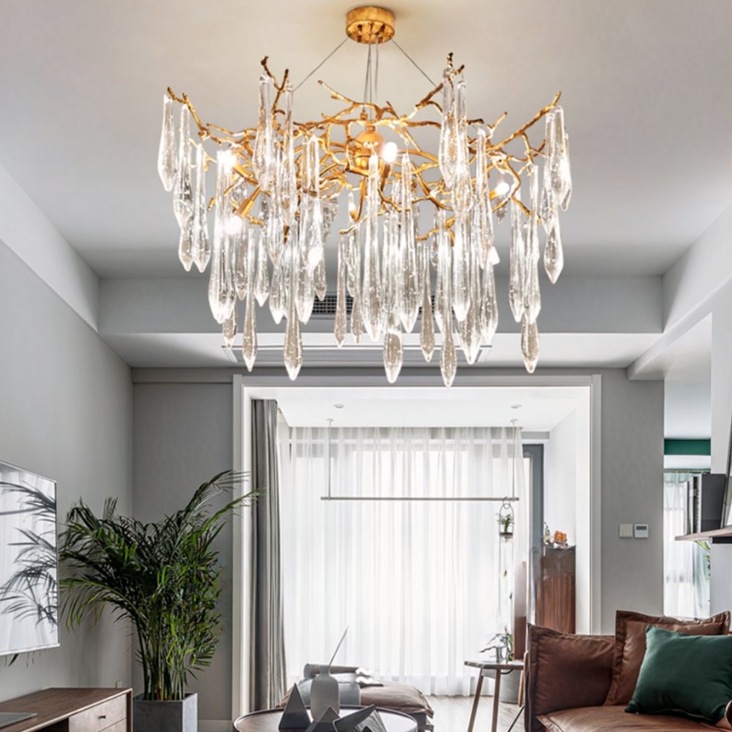 Lampadario a gocce di cristallo dorato con un design moderno ...