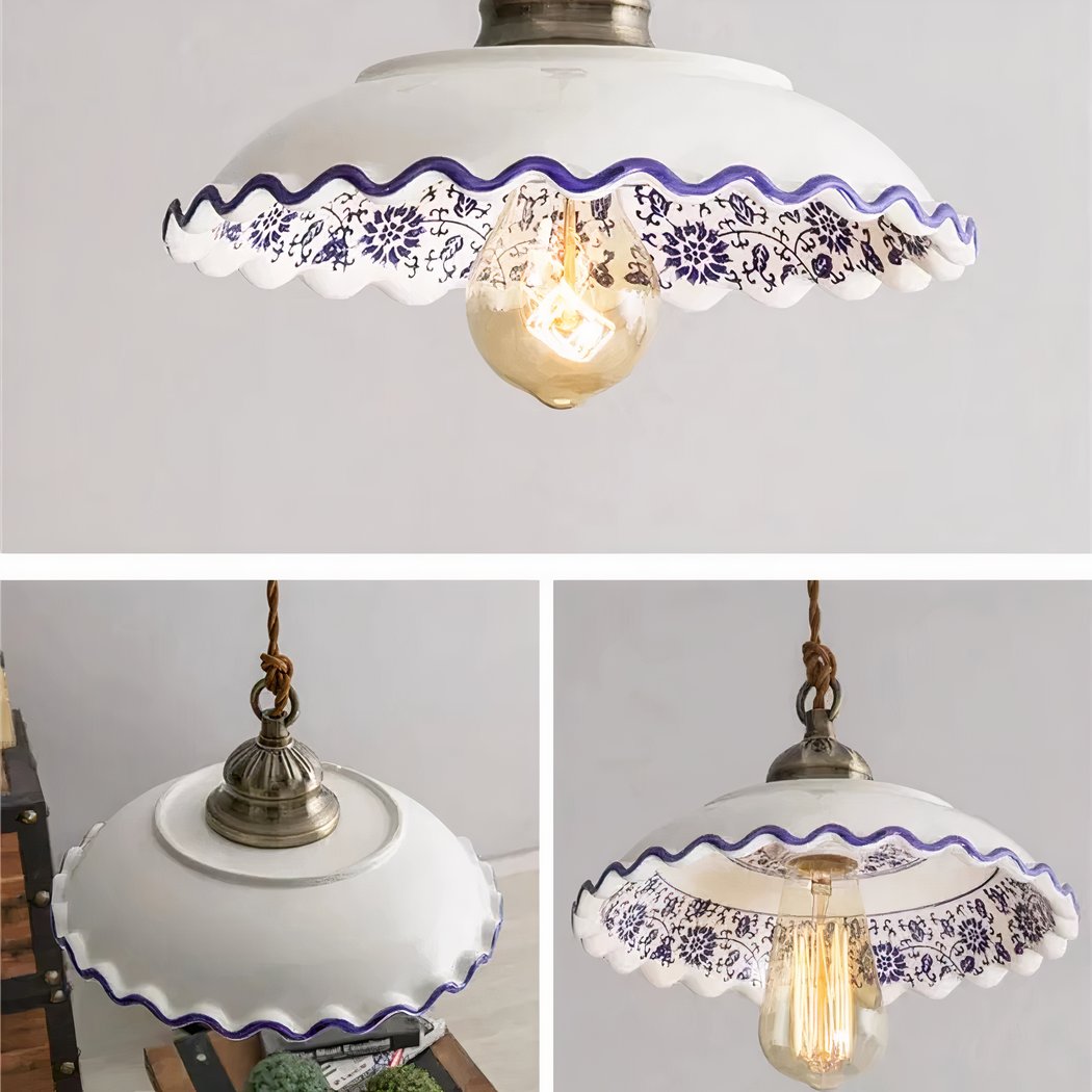Lampada a sospensione in ceramica bianca vintage con stampa blu ...